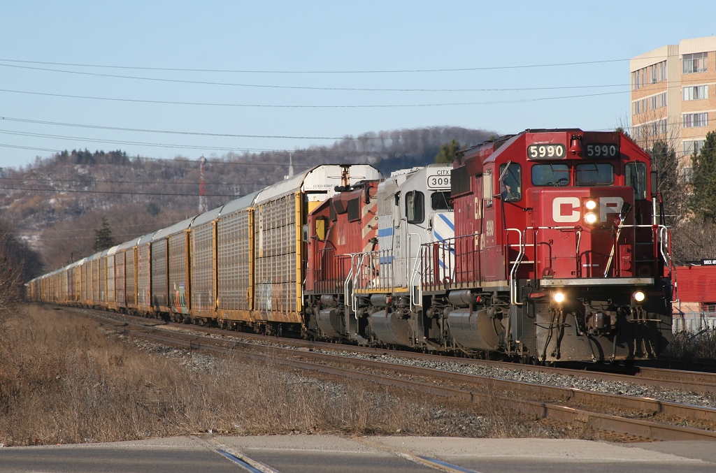 Railpictures.ca - Rob Eull Photo: CP 424 crosses Main Street in Milton with CP 5990, CITX 3098 ...