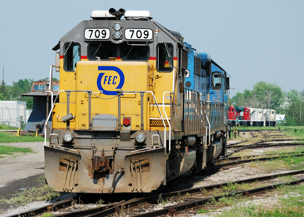 Railpictures.ca - Stefano Photo: FEC 709+ GSCX 7369 sit in front of some brand new Ferromex sd ...