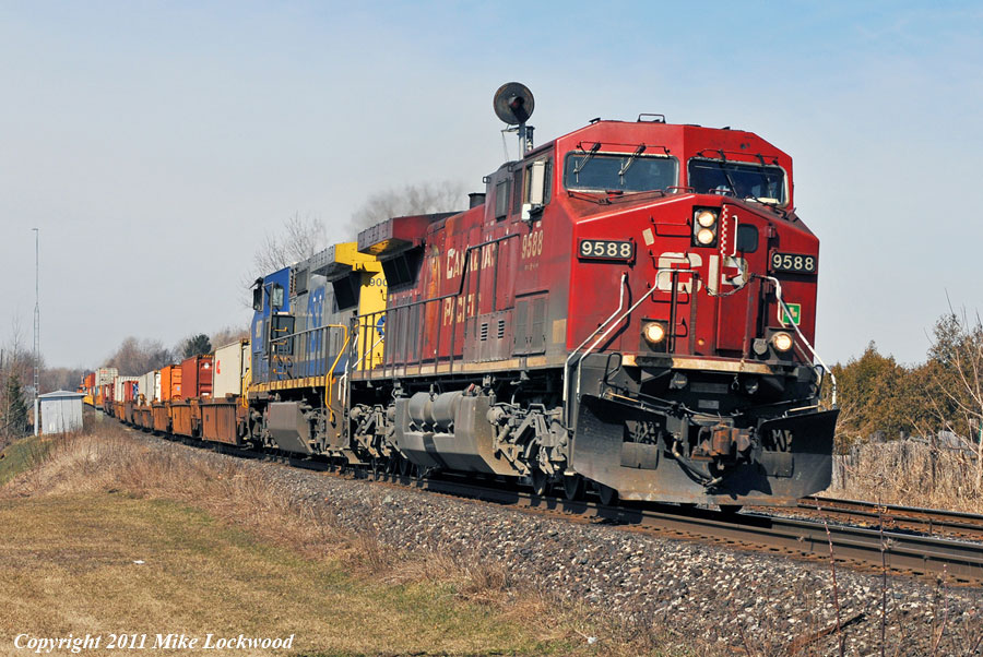 Railpictures.ca - Mike Lockwood Photo: The extra tall signal at the west end of Colborne peeks ...