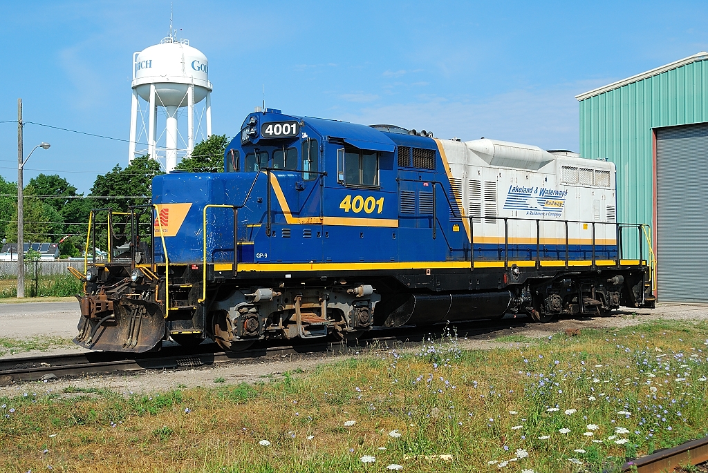 Railpictures.ca - Stefano Photo: RLK 4001 sits outside the shop door awaiting work ...