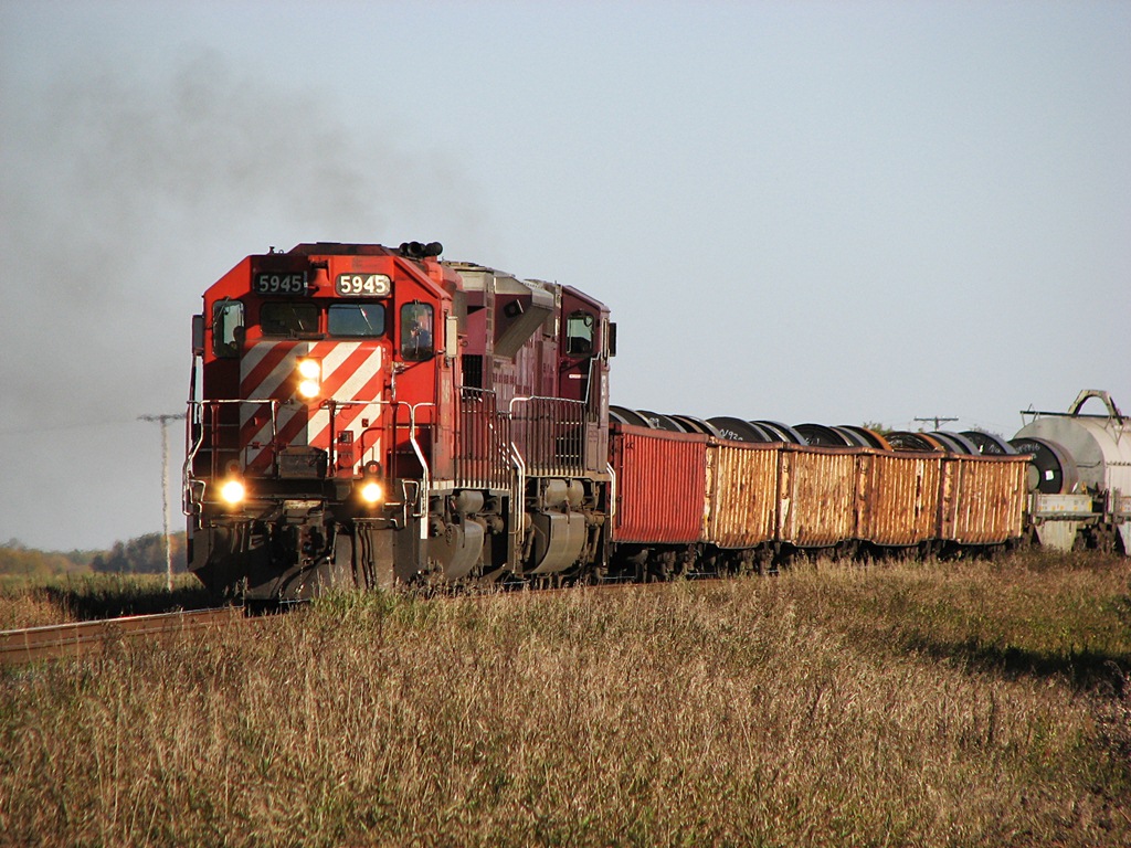 Railpictures.ca - CalMurray Photo: CP 5945 leads CEFX 112 on 211. | Railpictures.ca – Canadian ...