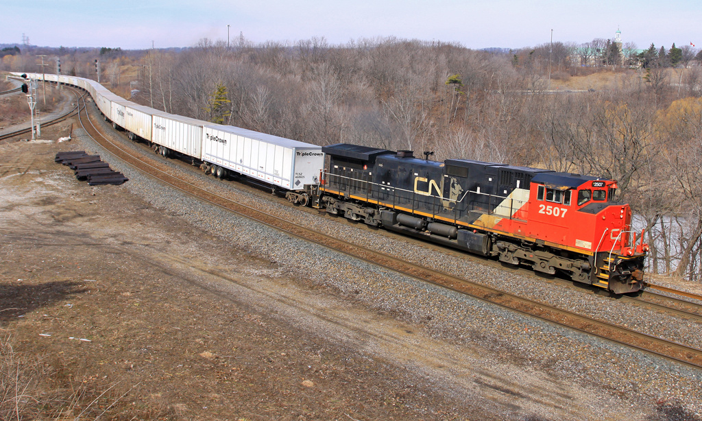 Railpictures.ca - Dan Tweedle Photo: CN 2507 leads X144 through Hamilton West. | Railpictures.ca ...