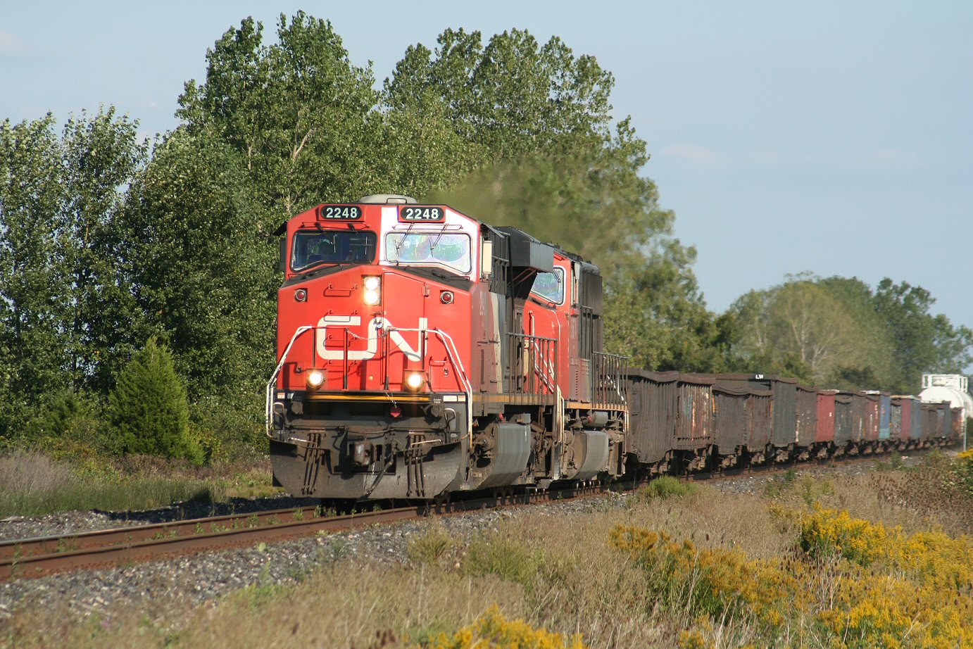 Railpictures.ca - Chris van der Heide Photo: On a warm day in September the trees are still ...