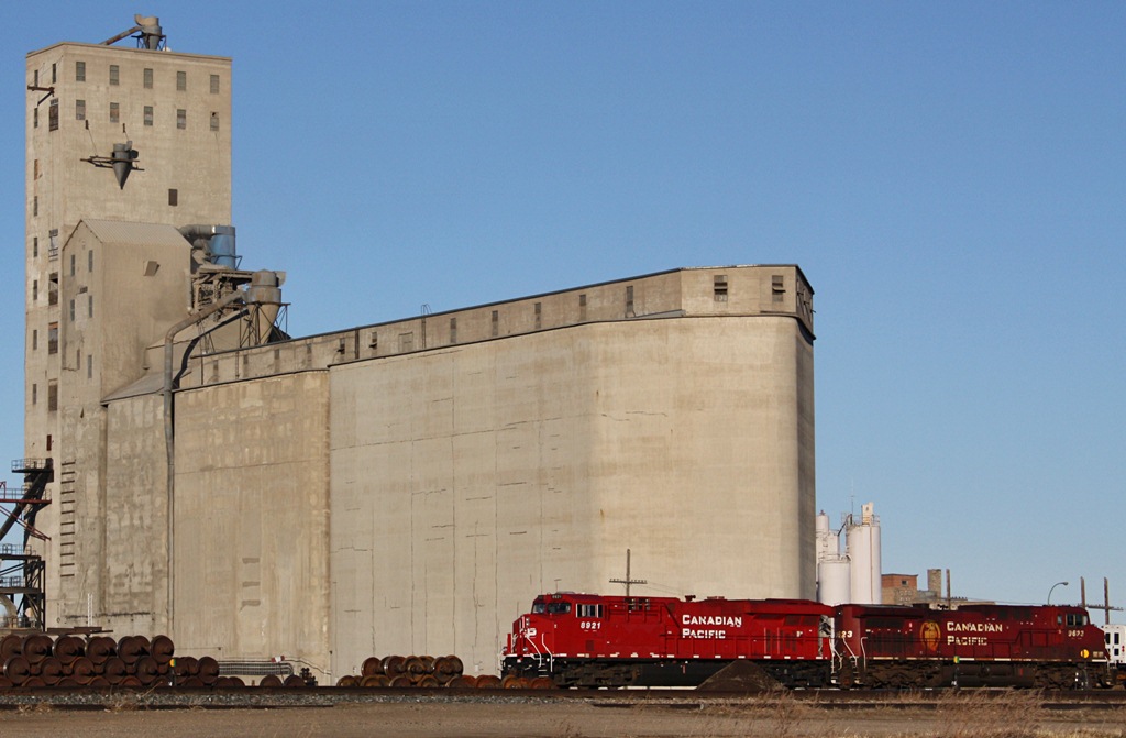 Railpictures.ca - CalMurray Photo: CP 8921 with CP 111 passes the old P&H terminal as it slowly ...