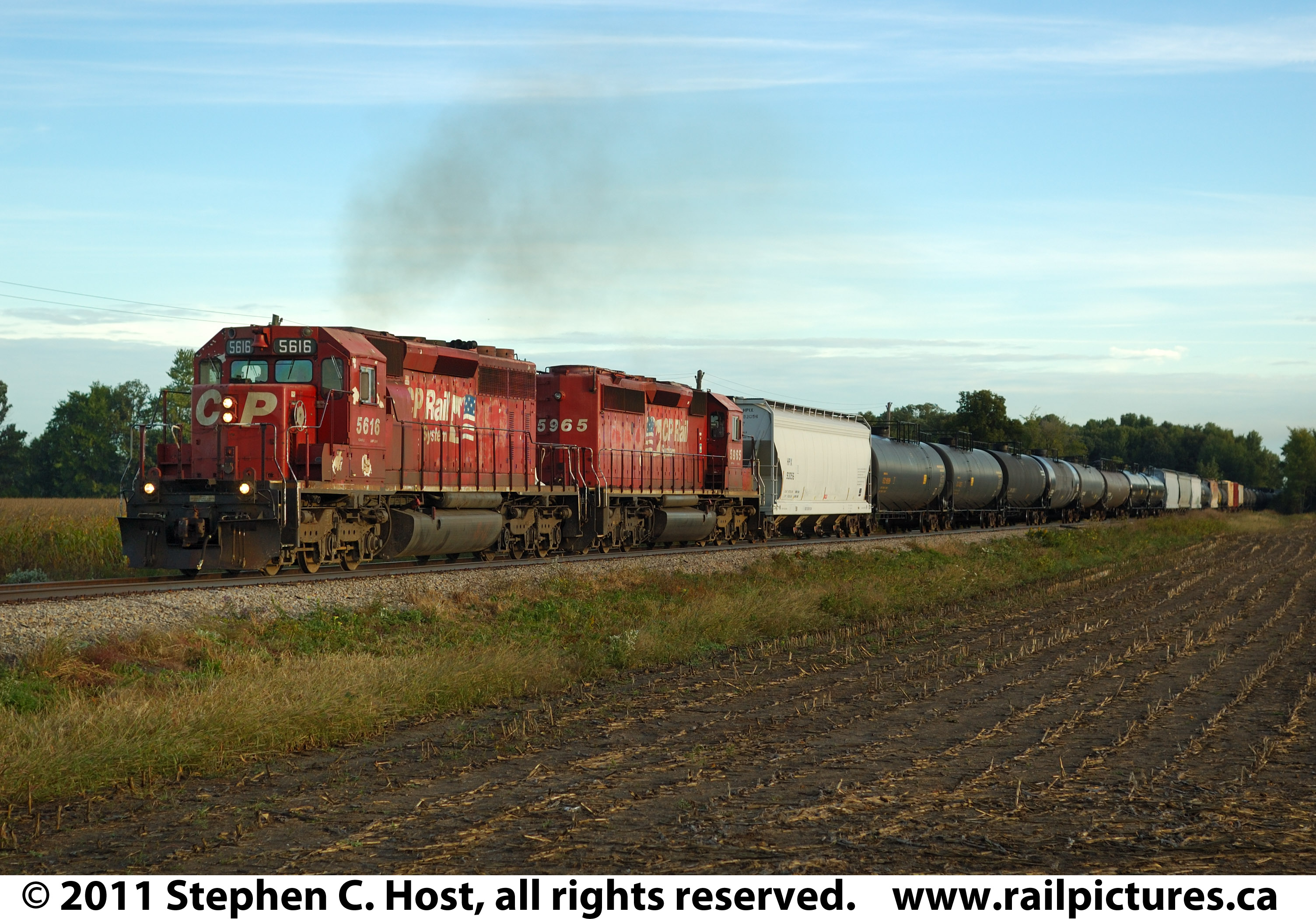 Railpictures.ca - Stephen C. Host Photo: CSXT D725, using Run-Through CP Power is heading south ...