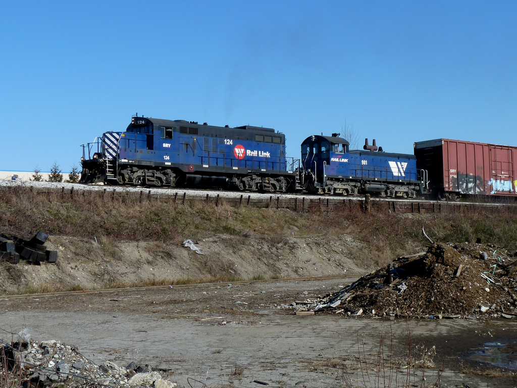 Railpictures.ca - Steve Arnot Photo: GP9 124 and SW900 901 approach the Fraser River Swing ...