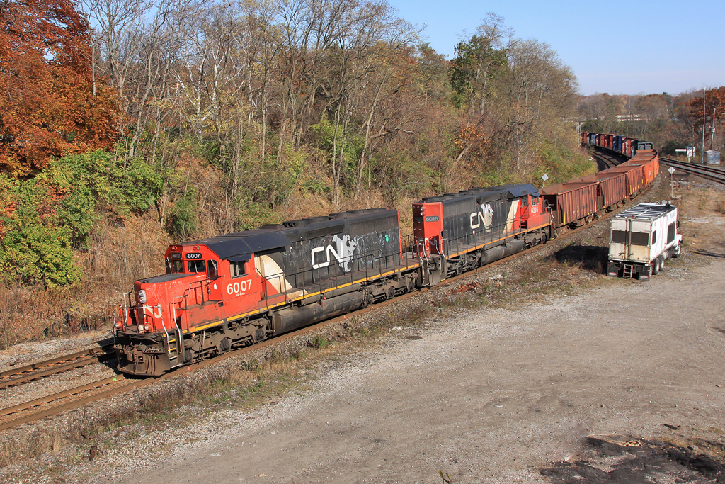 Railpictures.ca - Dan Tweedle Photo: After a 250 meter sprint to this vantage point, a matching ...