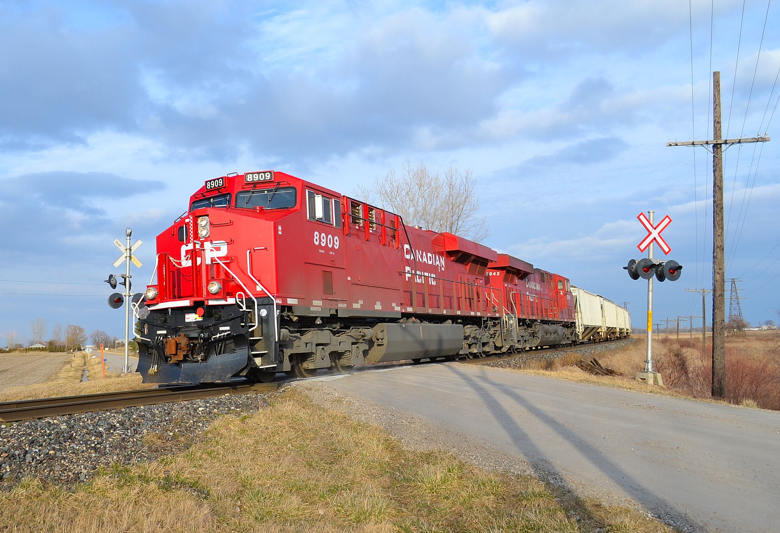Railpictures.ca - Jay Butler Photo: CP 441 led by a pair of new ES44ACs, rounds the bend ...