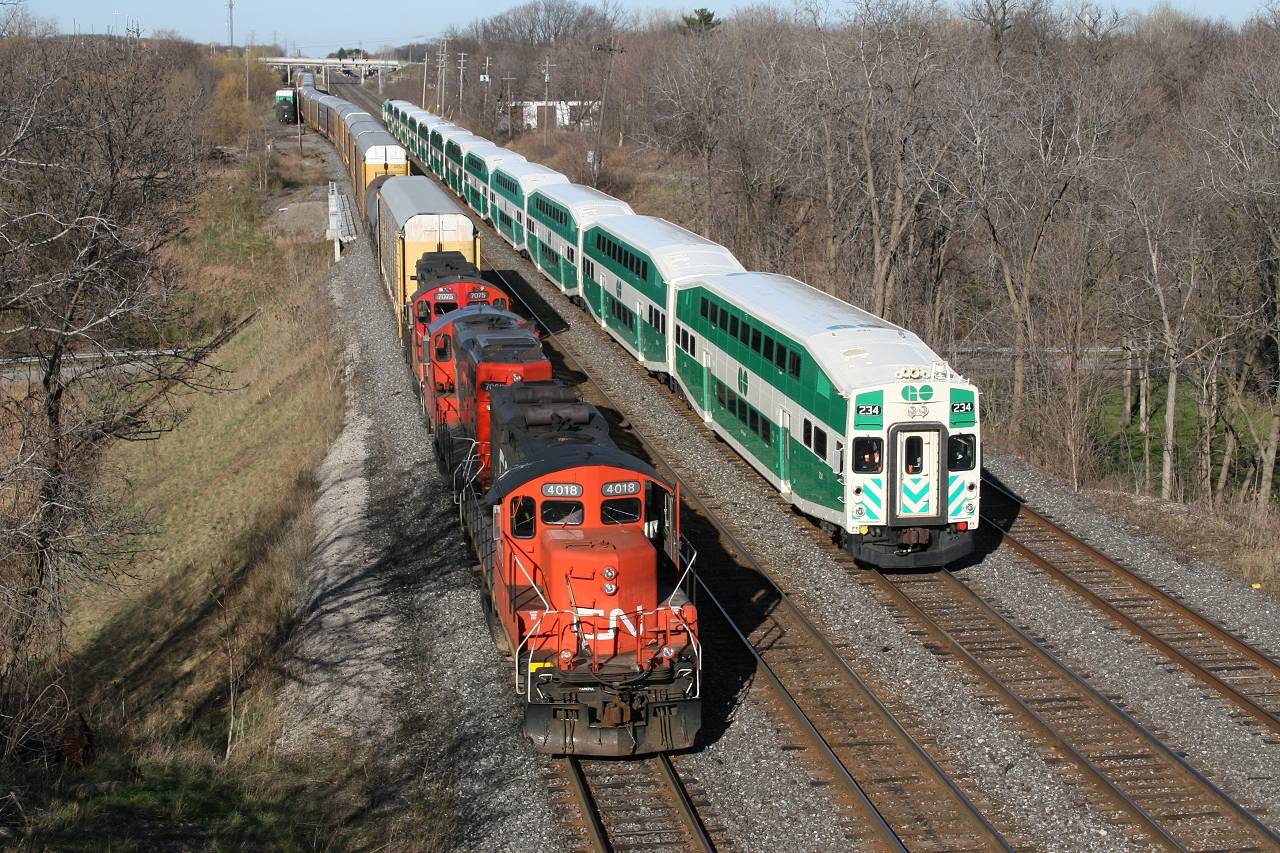 Railpictures.ca - Rob Eull Photo: GO 491 rolls by CN 4018 working Aldershot Yard | Railpictures ...