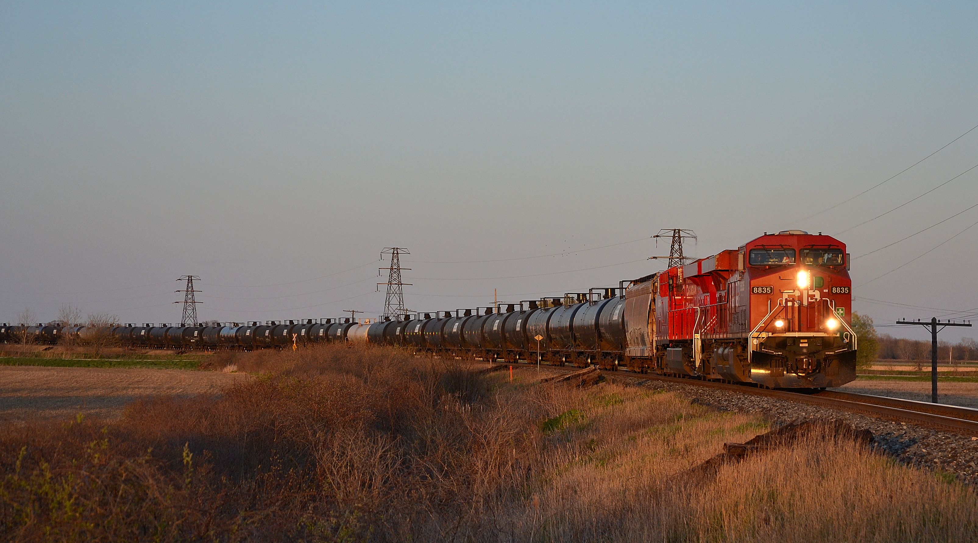 Railpictures.ca - Jay Butler Photo: CP 643 led by a pair of Gevos, heads westbound as it rounds ...