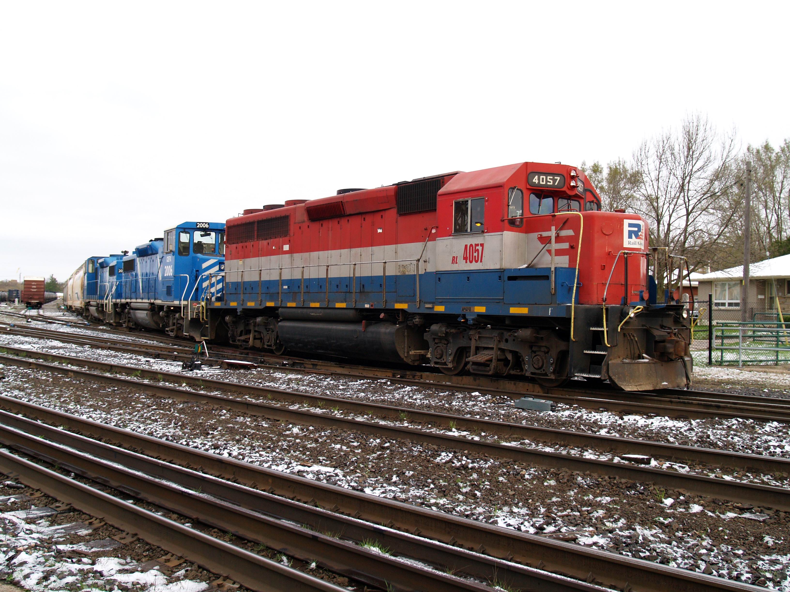 Railpictures.ca - Aleks Stefanovic Photo: SOR 597\’s crew is tying down and shutting down the ...