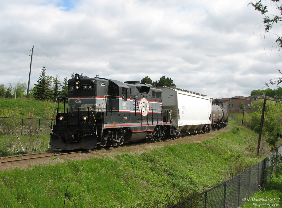Railpictures.ca - Dan Dell'Unto / MrDan Photo: Shortline railroading at its best. Rolling south ...