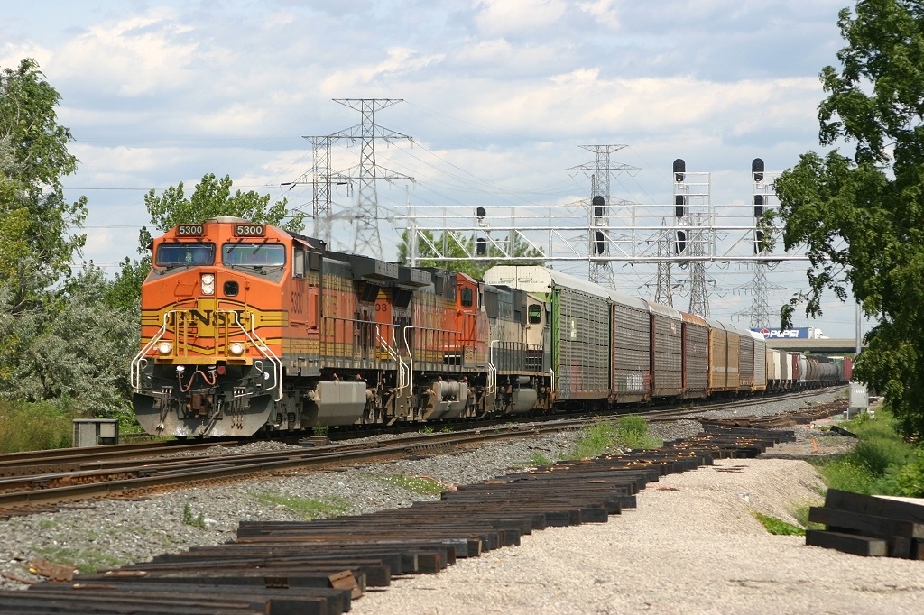 Railpictures.ca - Rob Eull Photo: BNSF 5300, BNSF 4303 and BNSF 9508 ease 393 into Aldershot ...