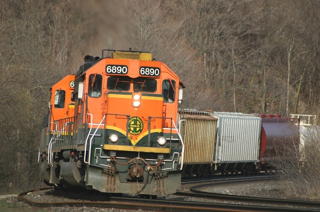 Railpictures.ca - Rob Eull Photo: BNSF 6890 and BNSF 6390 grind through Dundas with CN 411 ...