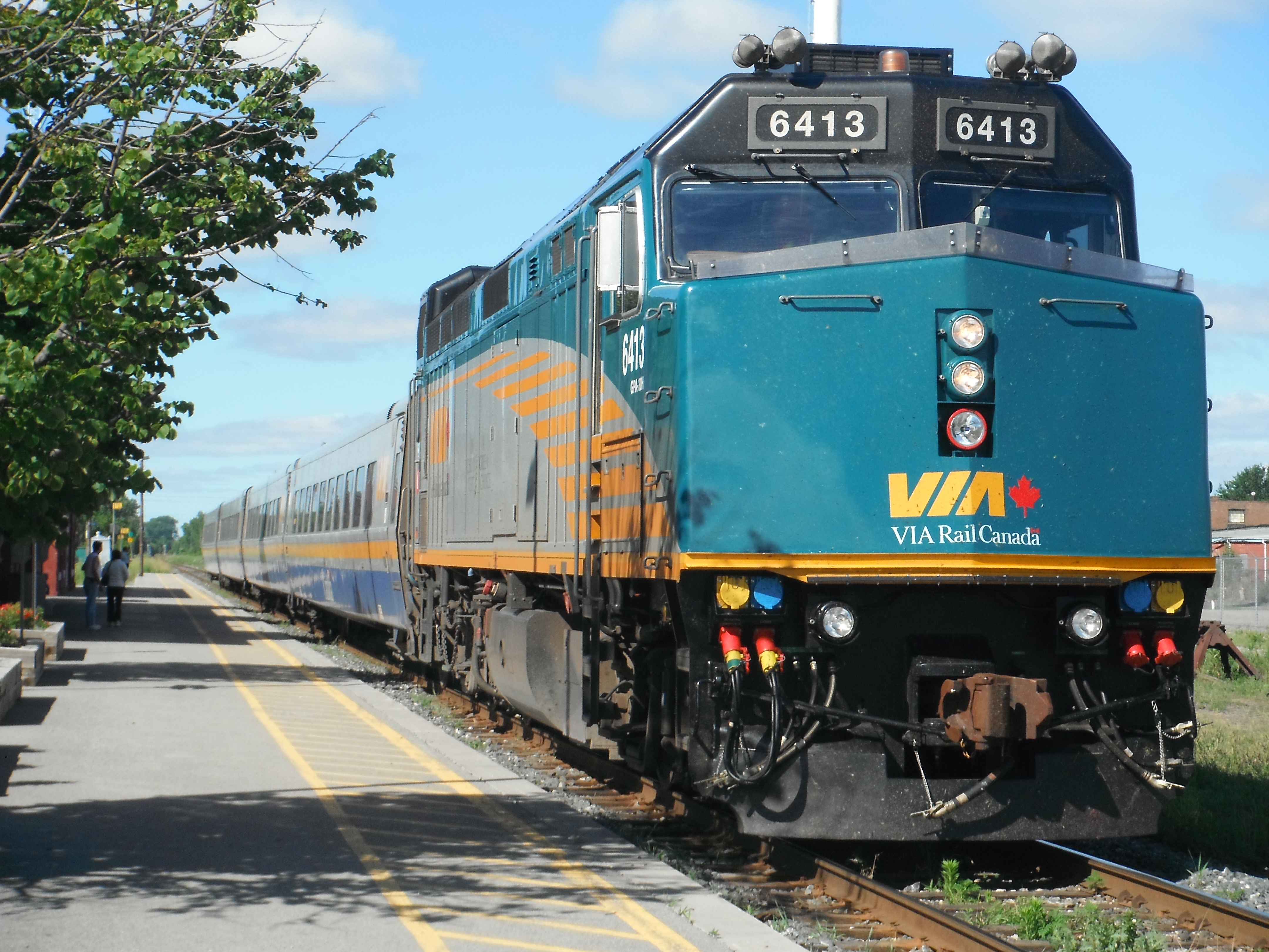 Railpictures.ca - Luke Bellefleur Photo: VIA train #72 sits at the VIA station with F40PH-2D ...
