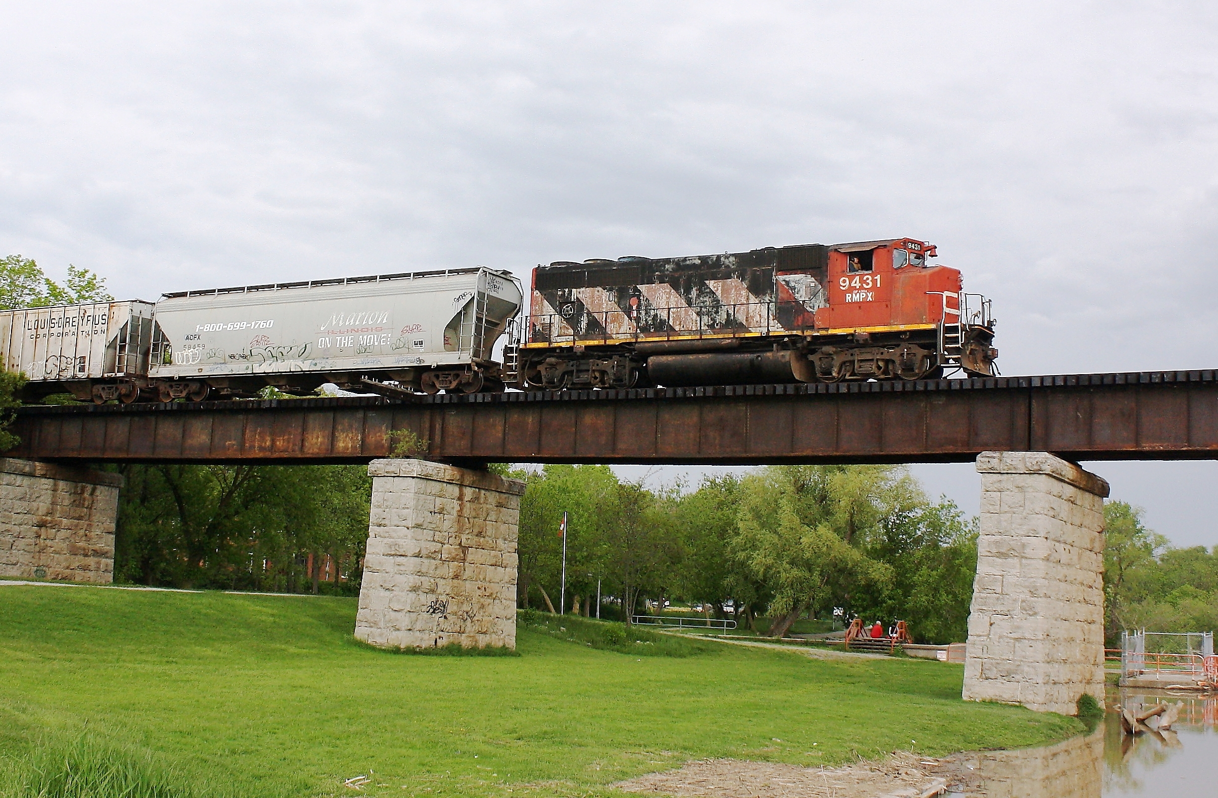 Railpictures.ca - Joseph Bishop Photo: SOR 597 Crosses Ontario The Caledonia Bridge with RMPX ...