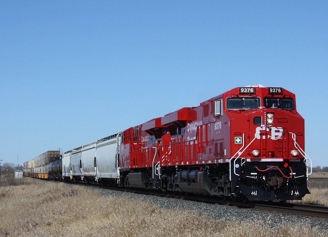 Railpictures.ca - CalMurray Photo: Brand new gevos rolling along with a intermodal with manifest ...