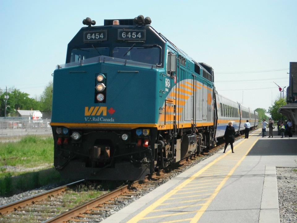 Railpictures.ca - Luke Bellefleur Photo: VIA Train #71 sits at the Chatham VIA station with ...
