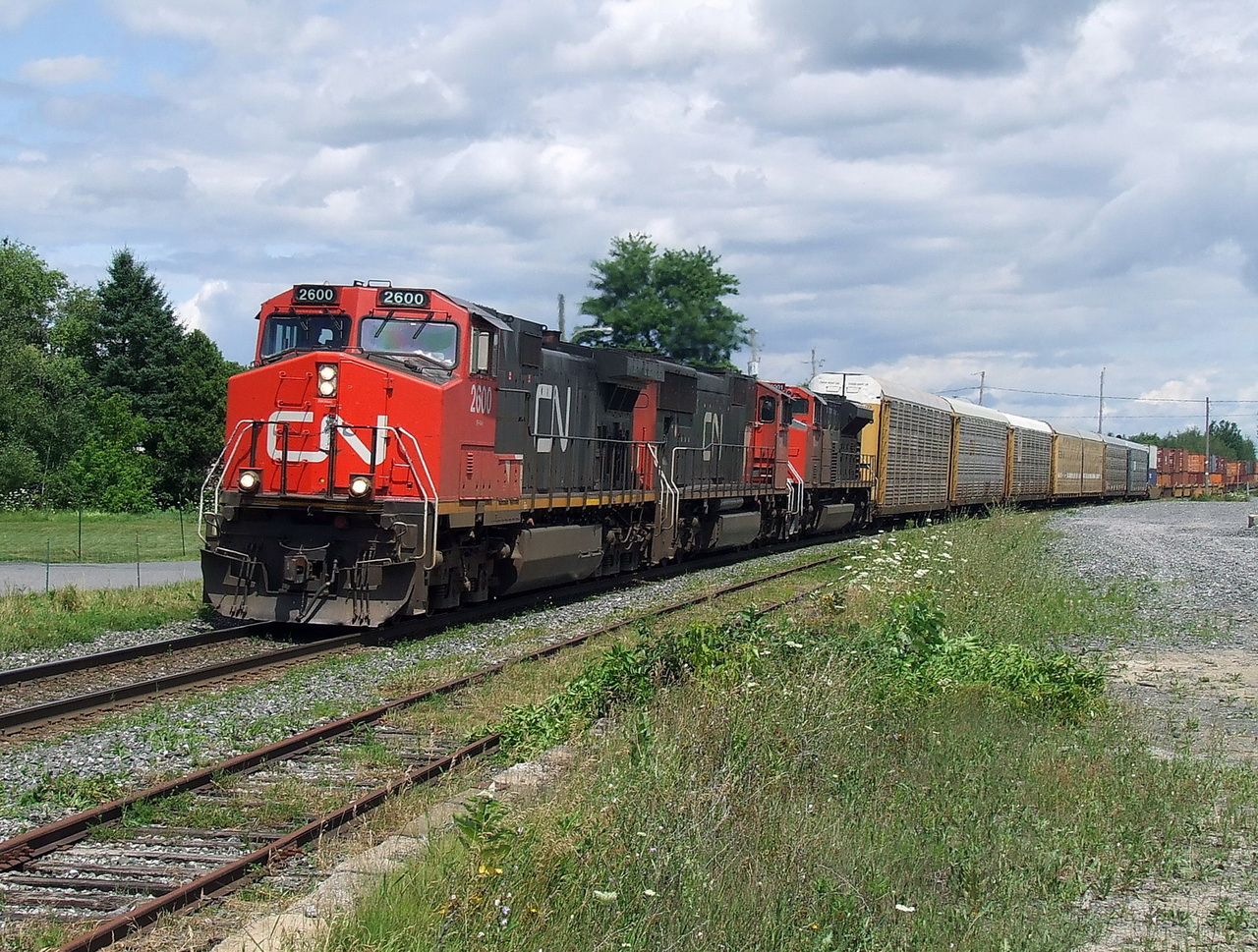Railpictures.ca - Pierre Fournier Photo: CN 401 with mix of container in the consist,unusual ...