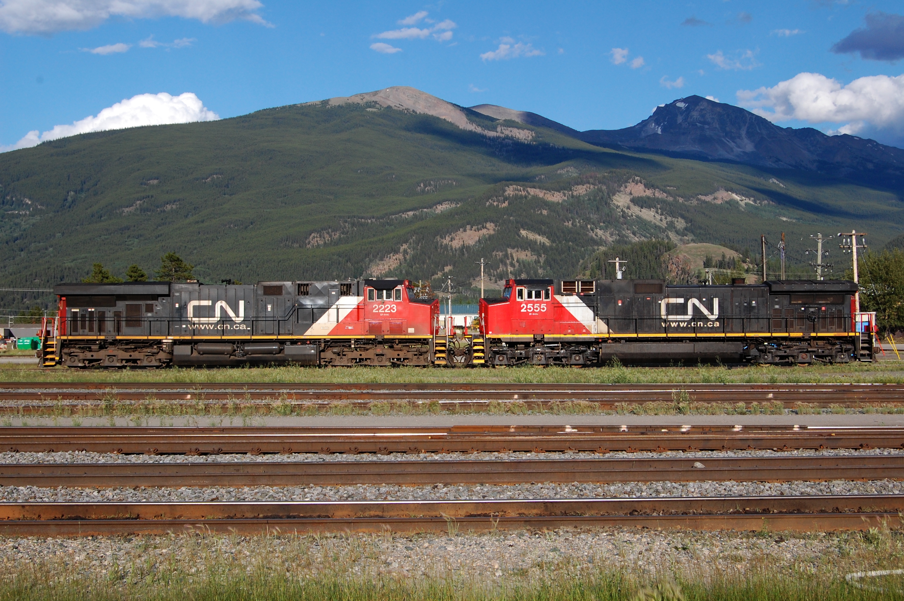 Railpictures.ca - Alexandre Boucher (Alex181) Photo: An CN ES44DC #2223 and a Dash 9-44CW #2555 ...