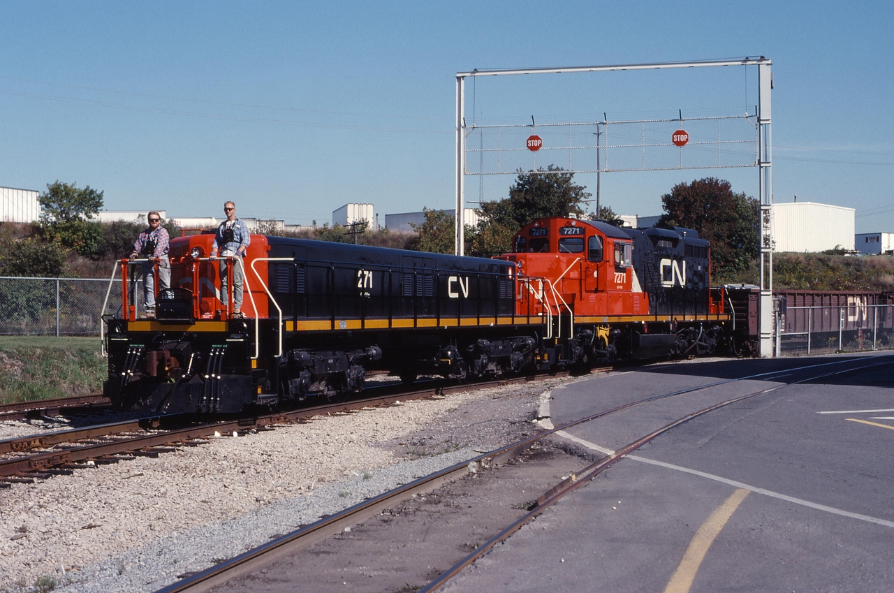 Railpictures.ca - John Eull Photo: CN slug 271 and mother 7271 pull up alongside the GM Plant in ...
