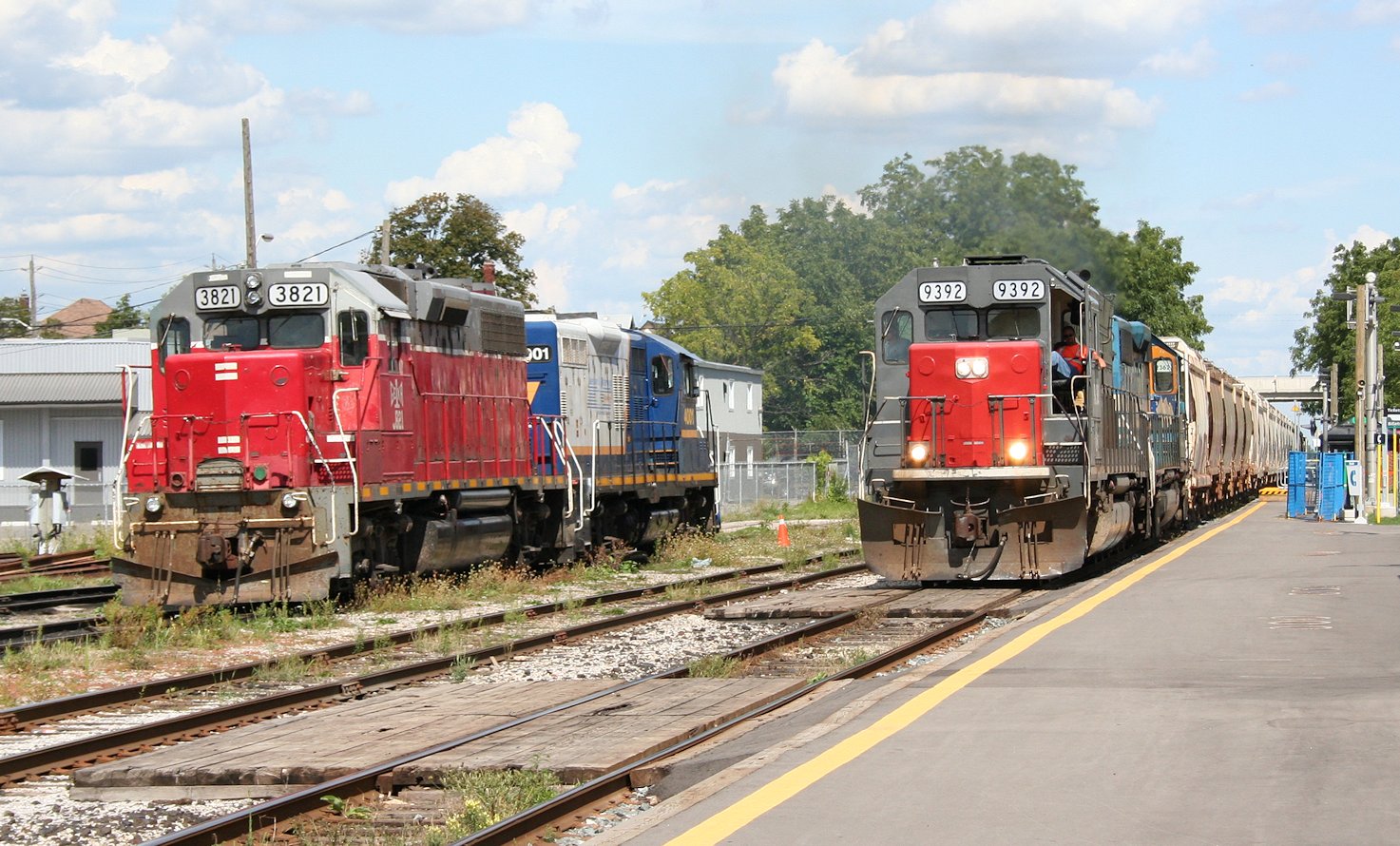 Railpictures.ca - Chris van der Heide Photo: GEXR 9392 leads train no. 431 through Kitchener ...