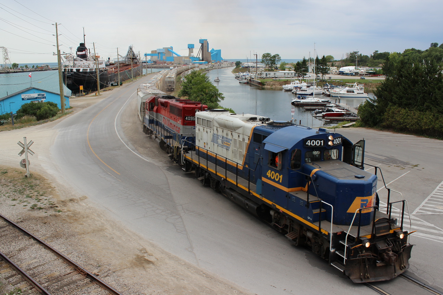 Railpictures.ca - Josh Roth Photo: RLK 4001 services the Goderich salt mine on an overcast day ...