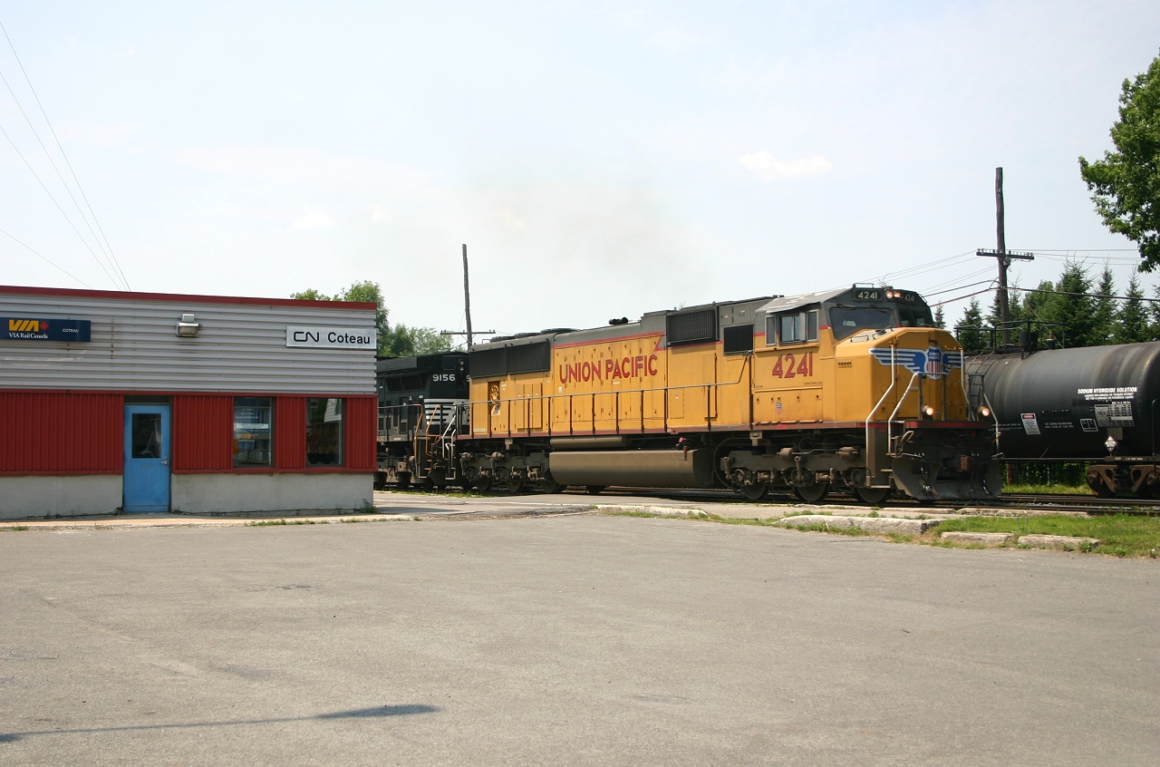 Railpictures.ca - Rob Eull Photo: CN 329 departs Coteau after making a set off with UP 4241 and ...
