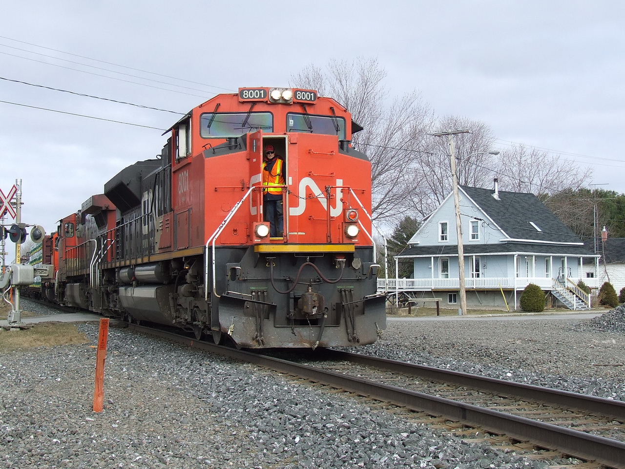 Railpictures.ca - Pierre Fournier Photo: CN 401 gets ready to stop and open the switch to cut ...