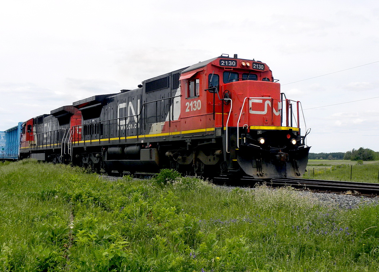 Railpictures.ca - Pierre Fournier Photo: CN 401,2130 and 2114 takes off after a meet with CN 120 ...