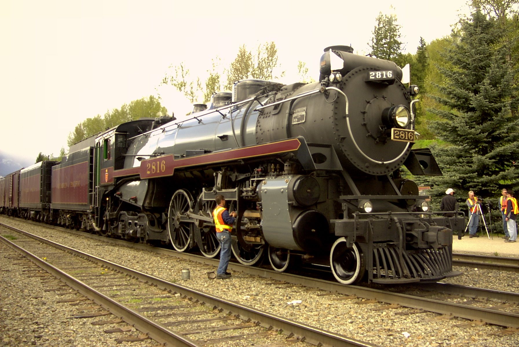 Railpictures.ca - Paul O'Shell Photo: Up close and personal with CP’s 2816 as she gets a little ...