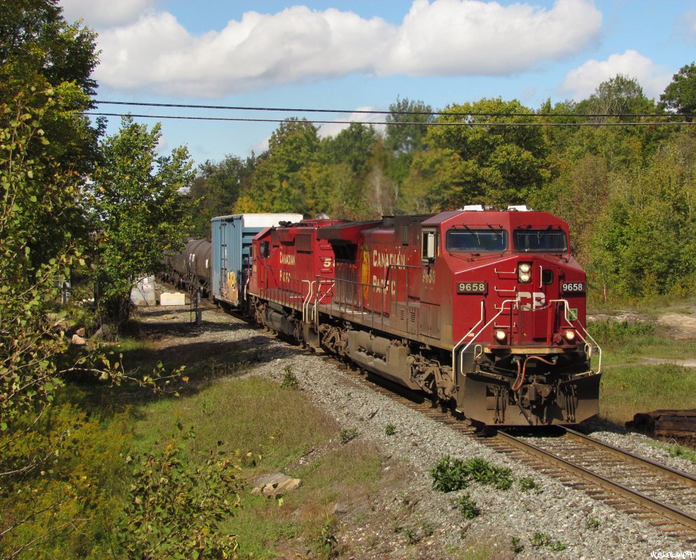 Railpictures.ca - MuskokaMoFo Photo: CP 9658 South leaves South Yard Switch MacTier with a fresh ...