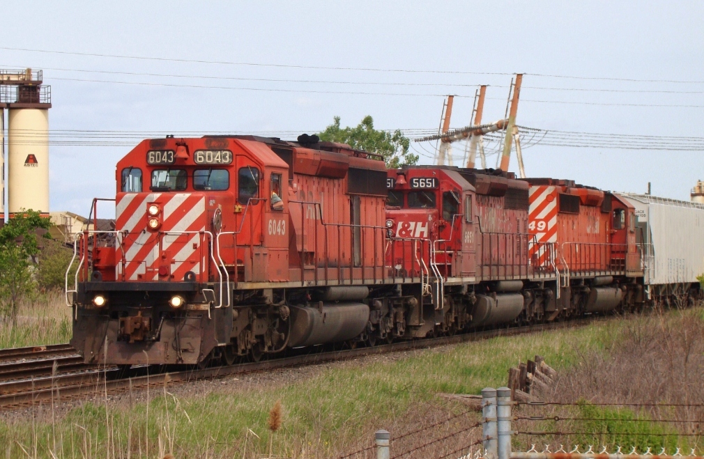 Railpictures.ca - Myles Roach Photo: Train 421 heads into Windsor with CP 6043, STLH 5651 & CP ...