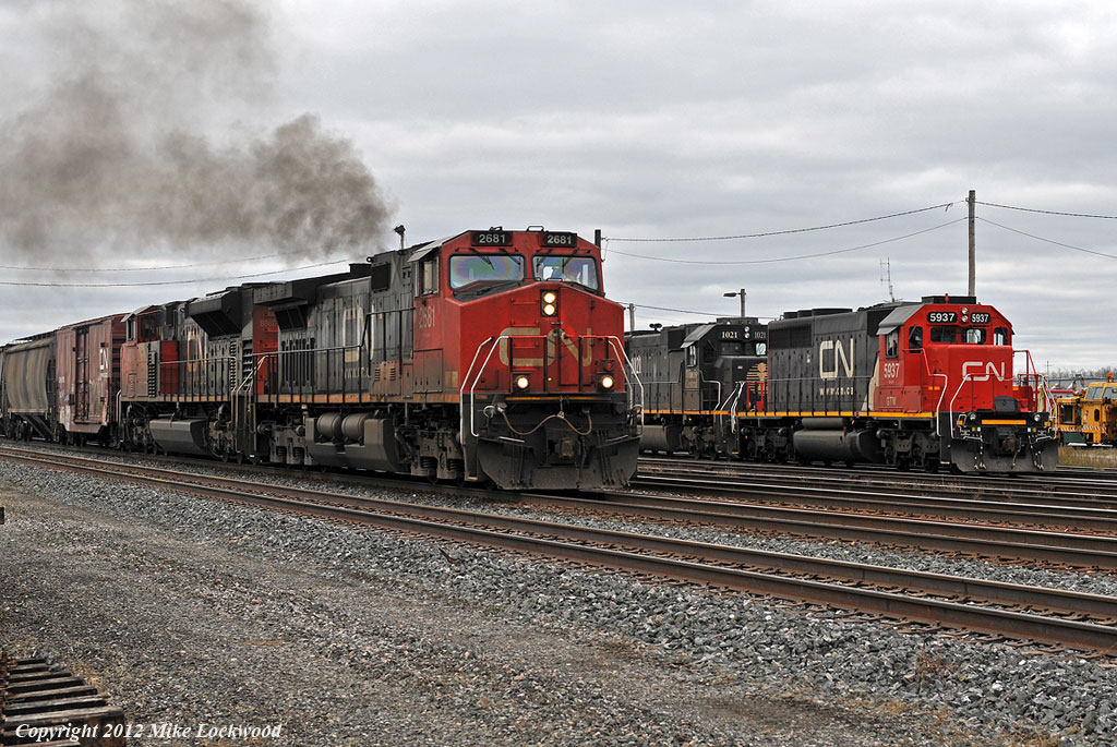 Railpictures.ca - Mike Lockwood Photo: Accelerating after a quick crew change, CN 308 behind CN ...
