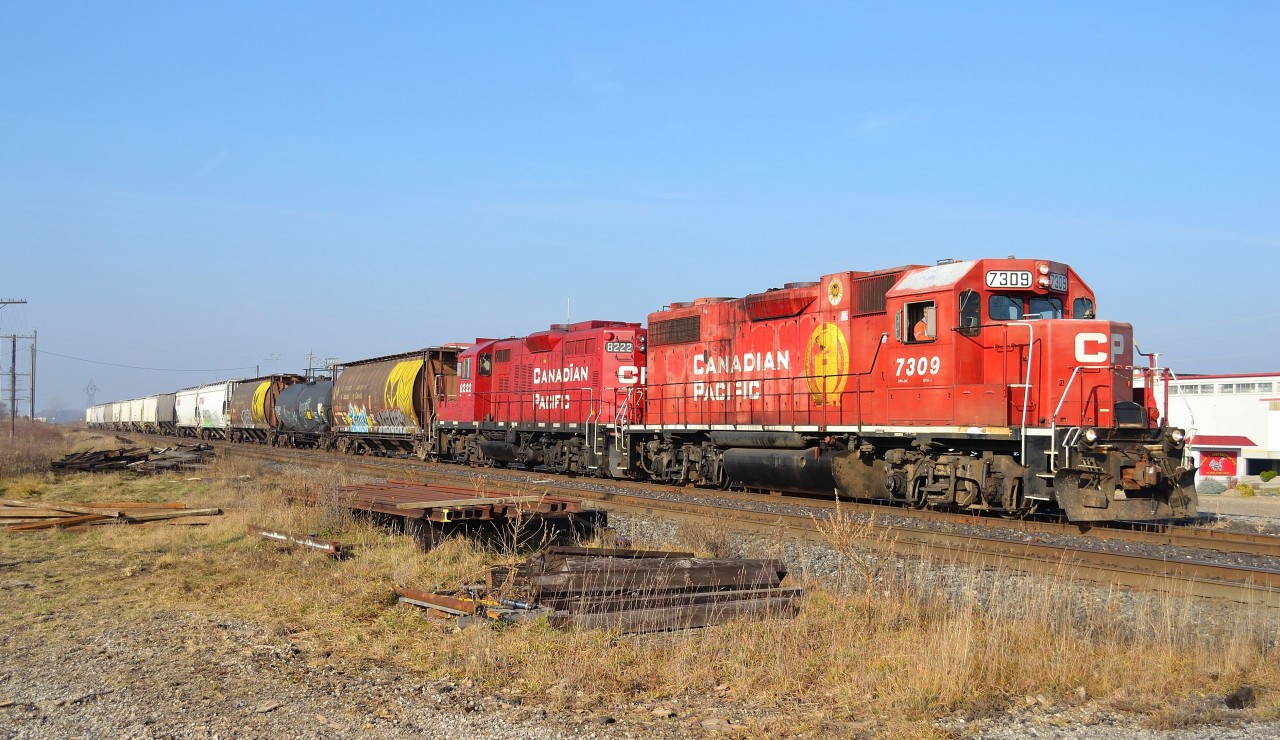 Railpictures.ca - Jay Butler Photo: CP T76 led by former D&H 7309 starts to haul eastbound out ...