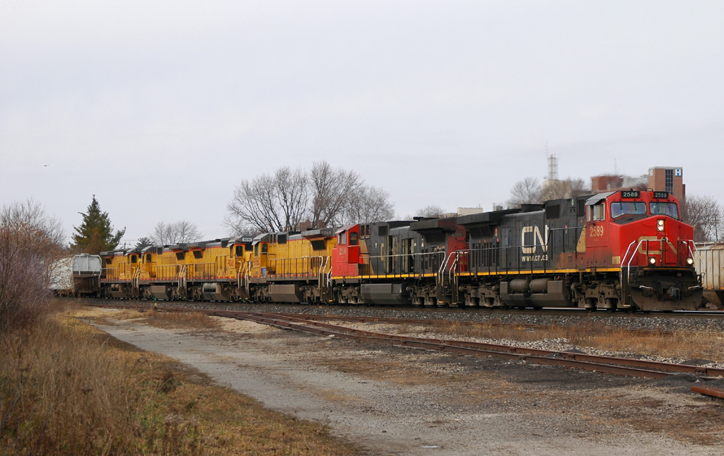 Railpictures.ca - James Gardiner Photo: 396 rolls past Brantford on Christmas Eve with CN 2589 ...