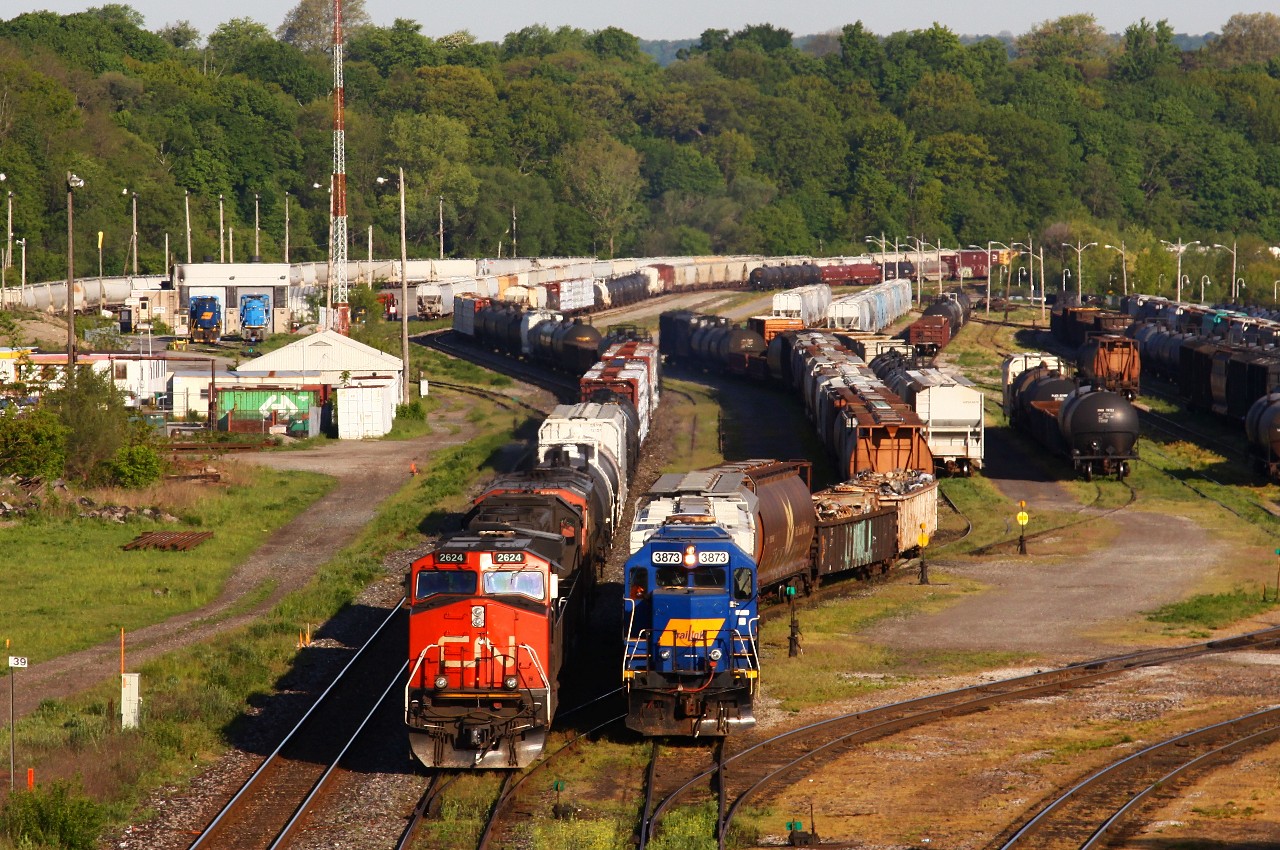 Railpictures.ca - Peter MacCauley Photo: Teamwork: RLK 3873 drags a cut of cars up the lead that ...