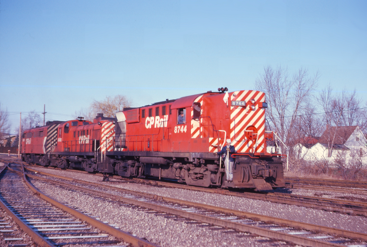 Railpictures.ca - John Eull Photo: CP 8744 leads the Aberdeen Turn to lift its train ...