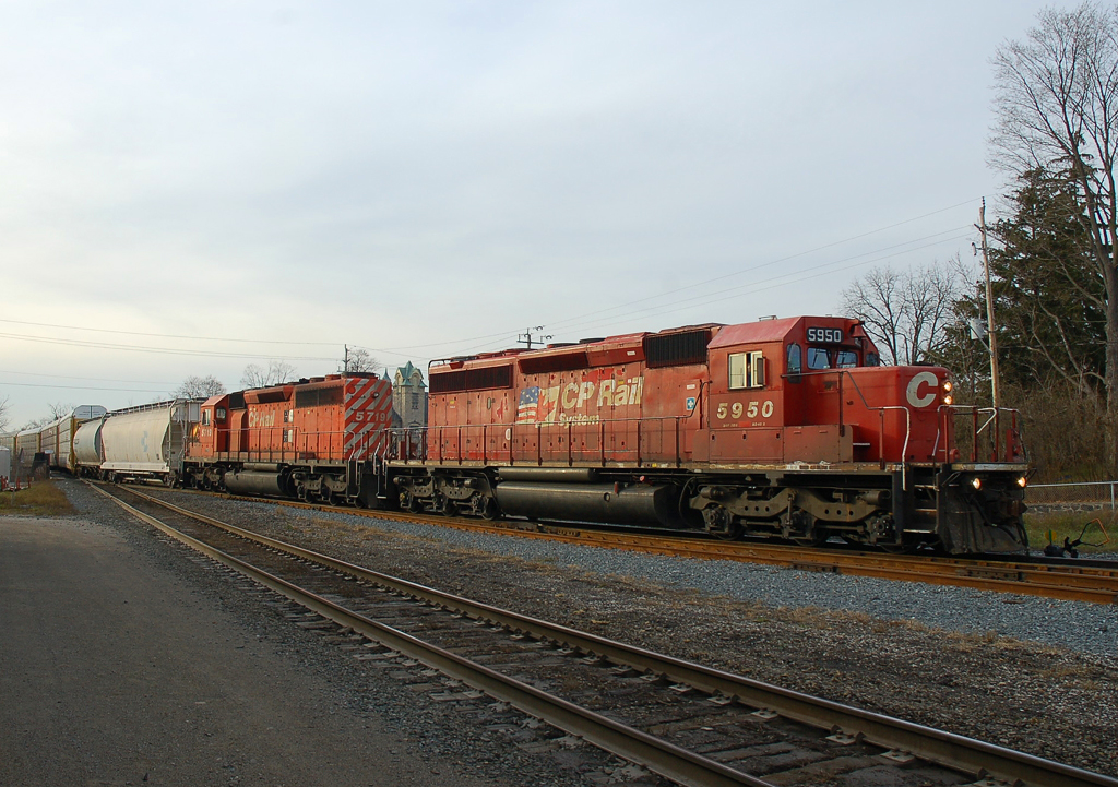 Railpictures.ca - James Gardiner Photo: T69 arrives with it’s usual cars and a pair of SD40-2′s ...