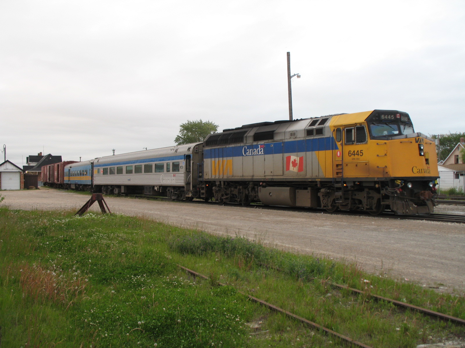 Railpictures.ca - Matt Soknacki Photo: VIA F40PH-2 6445 and the HEP-1 coach have just come off ...