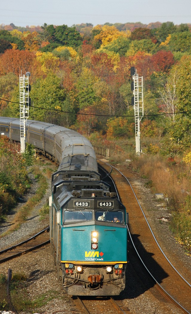 Railpictures.ca - Mark MacCauley Photo: Via 6433 and 6431 lean into the curve with 10 coaches to ...