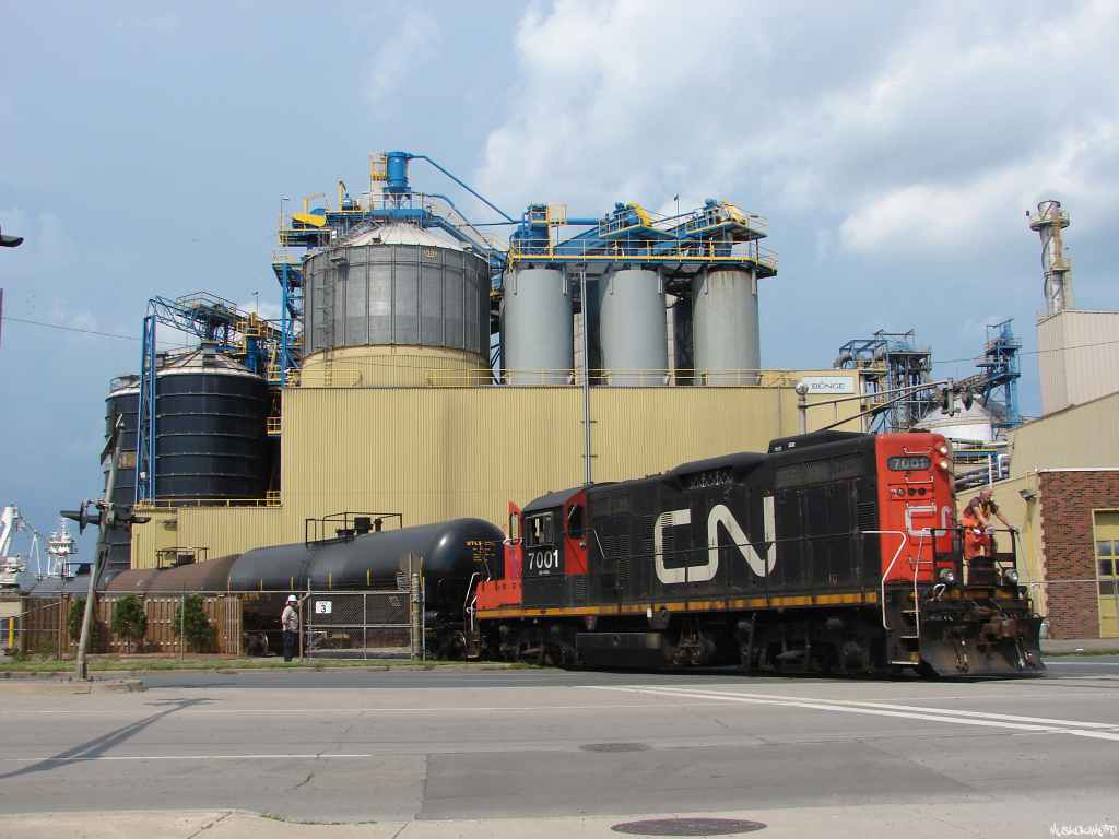 Railpictures.ca - MuskokaMoFo Photo: CN 7001 with an SOR crew pulls some tanks out of Bunge in ...