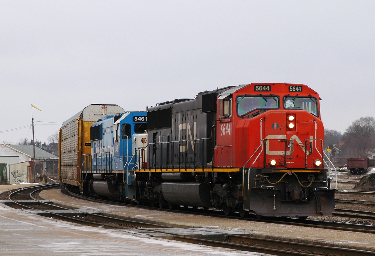 Railpictures.ca - James Gardiner Photo: An Eastbound(332?) rolls past Brantford with CN 5644 ...