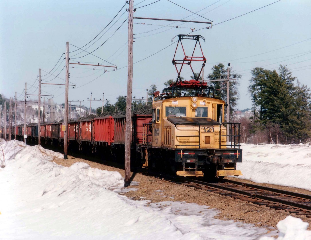 Railpictures.ca - A.W.Mooney Photo: INCO electric 65T #121 is pictured westbound from the mine ...
