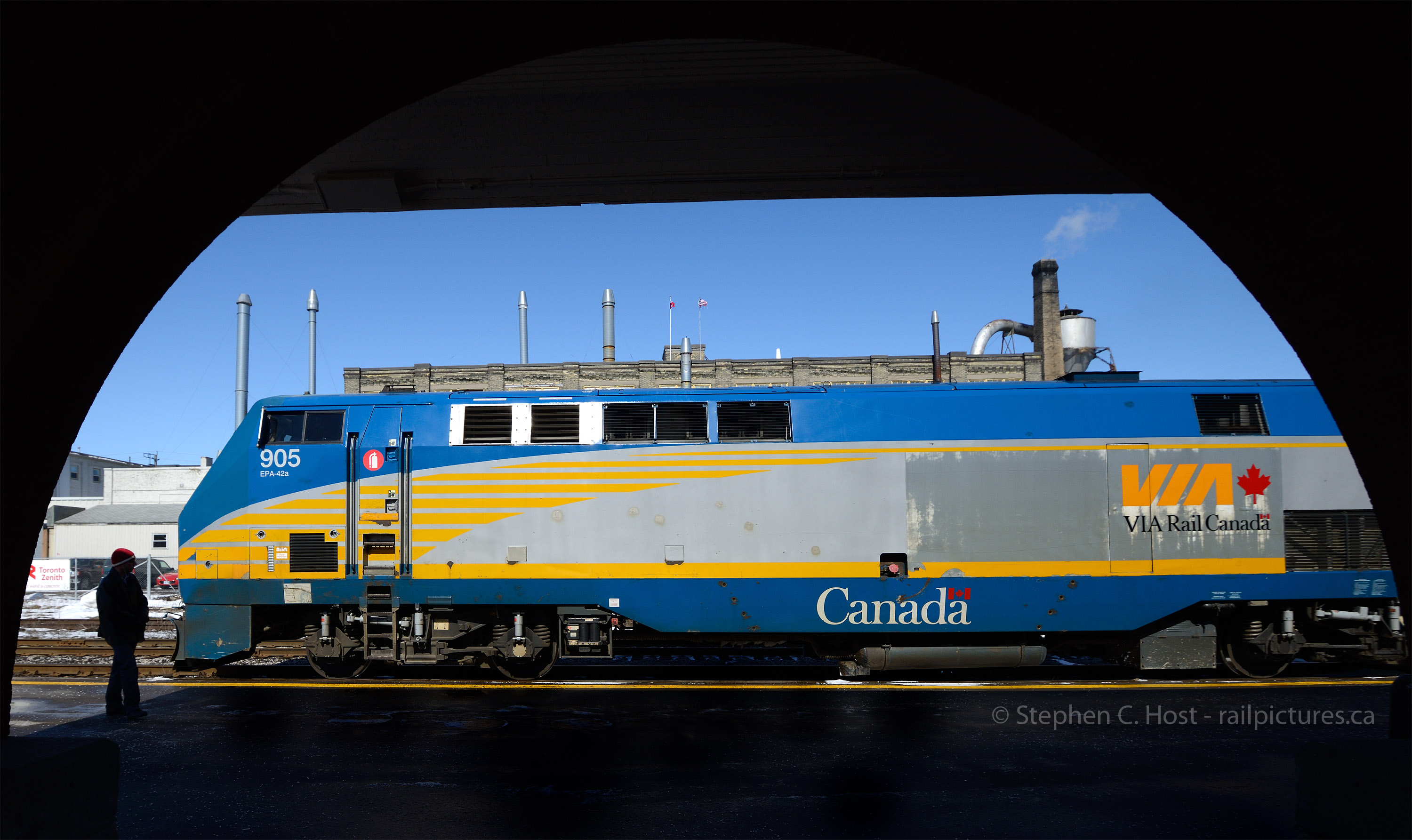 Railpictures.ca - Stephen C. Host Photo: Engine VIA 905 is framed in the archway and roof of the ...