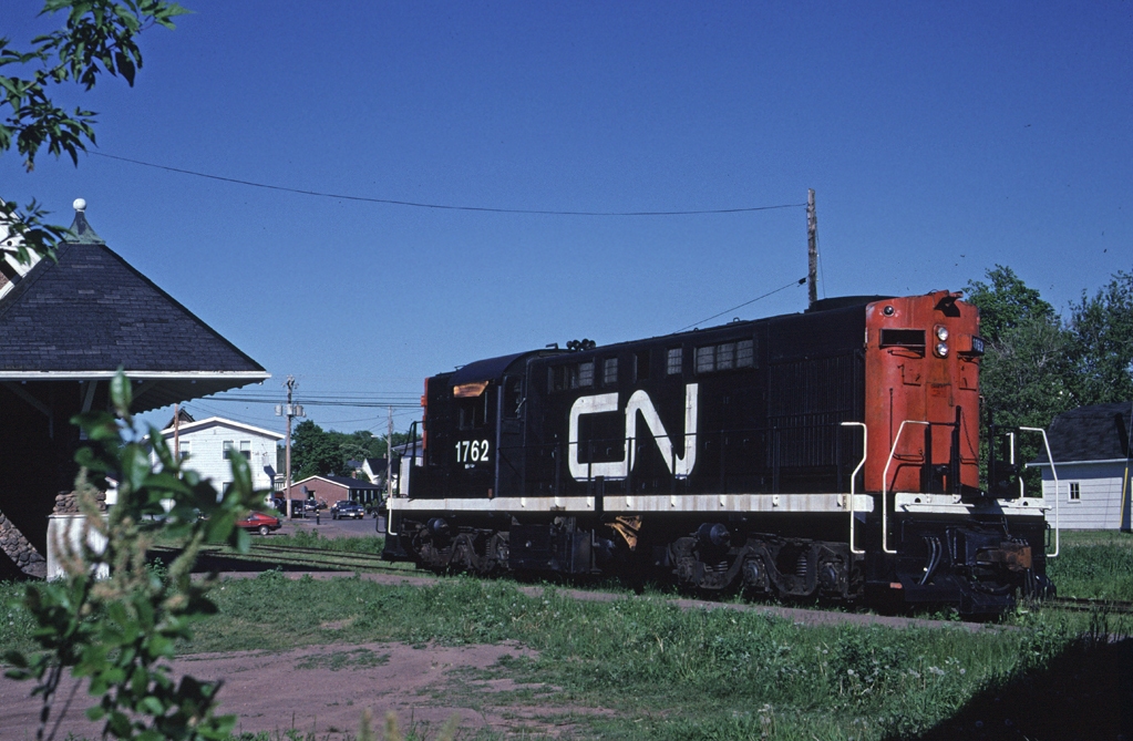 Railpictures.ca - Glenn Courtney Photo: CN RSC-14 1762 is on display in Kensington, PEI ...