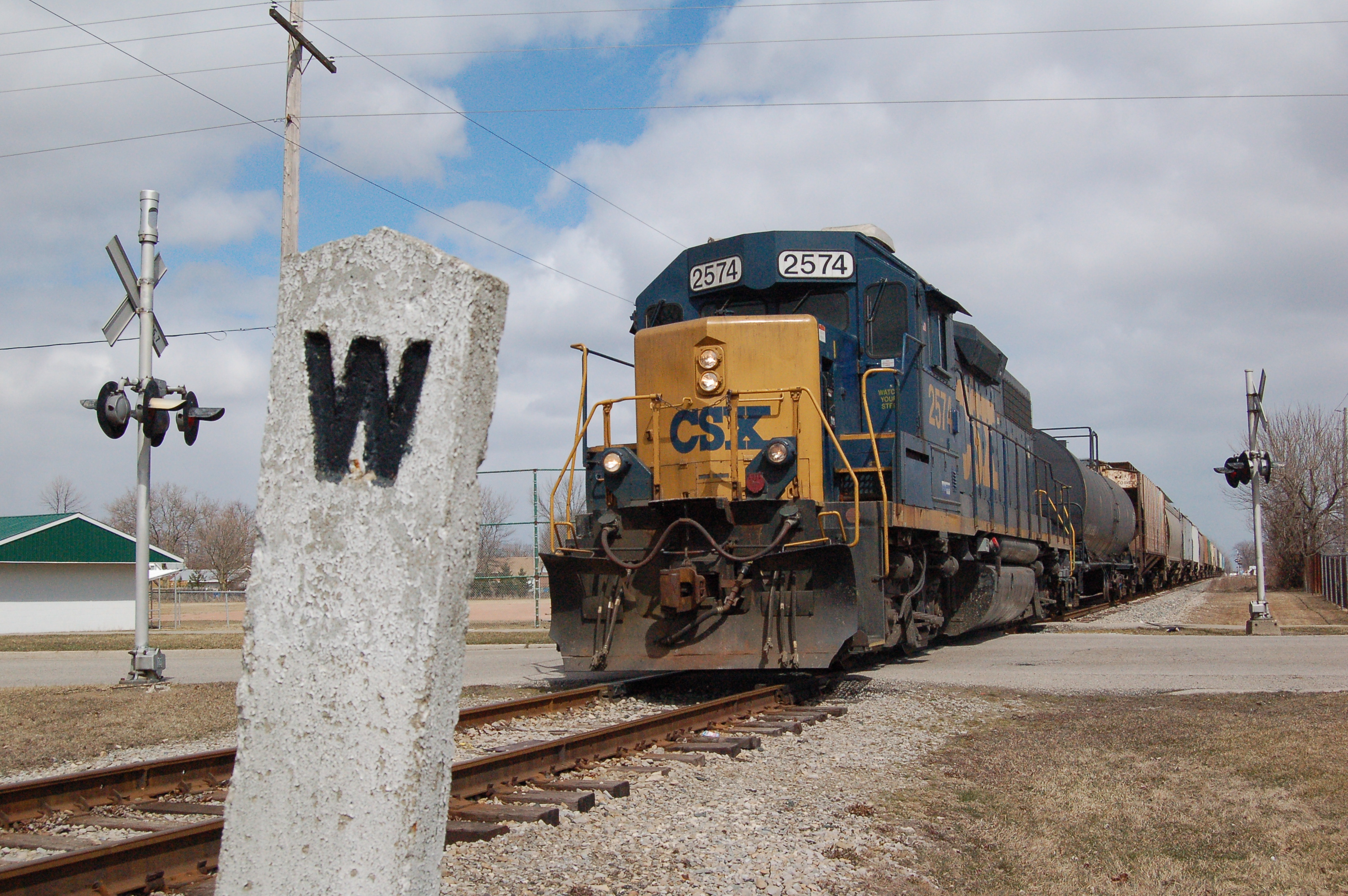 Railpictures.ca - Shaun Hinz Photo: CSX 2574 with 17 cars on tow heads south on CSX tracks ...