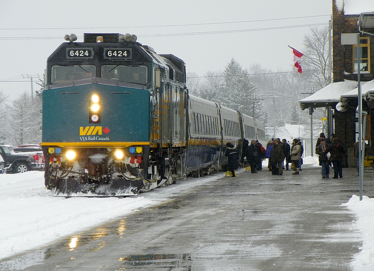 Railpictures.ca - bdouglas Photo: VIA (F40PH-3)6424 at Stratford ON 8:33am Thursday February ...