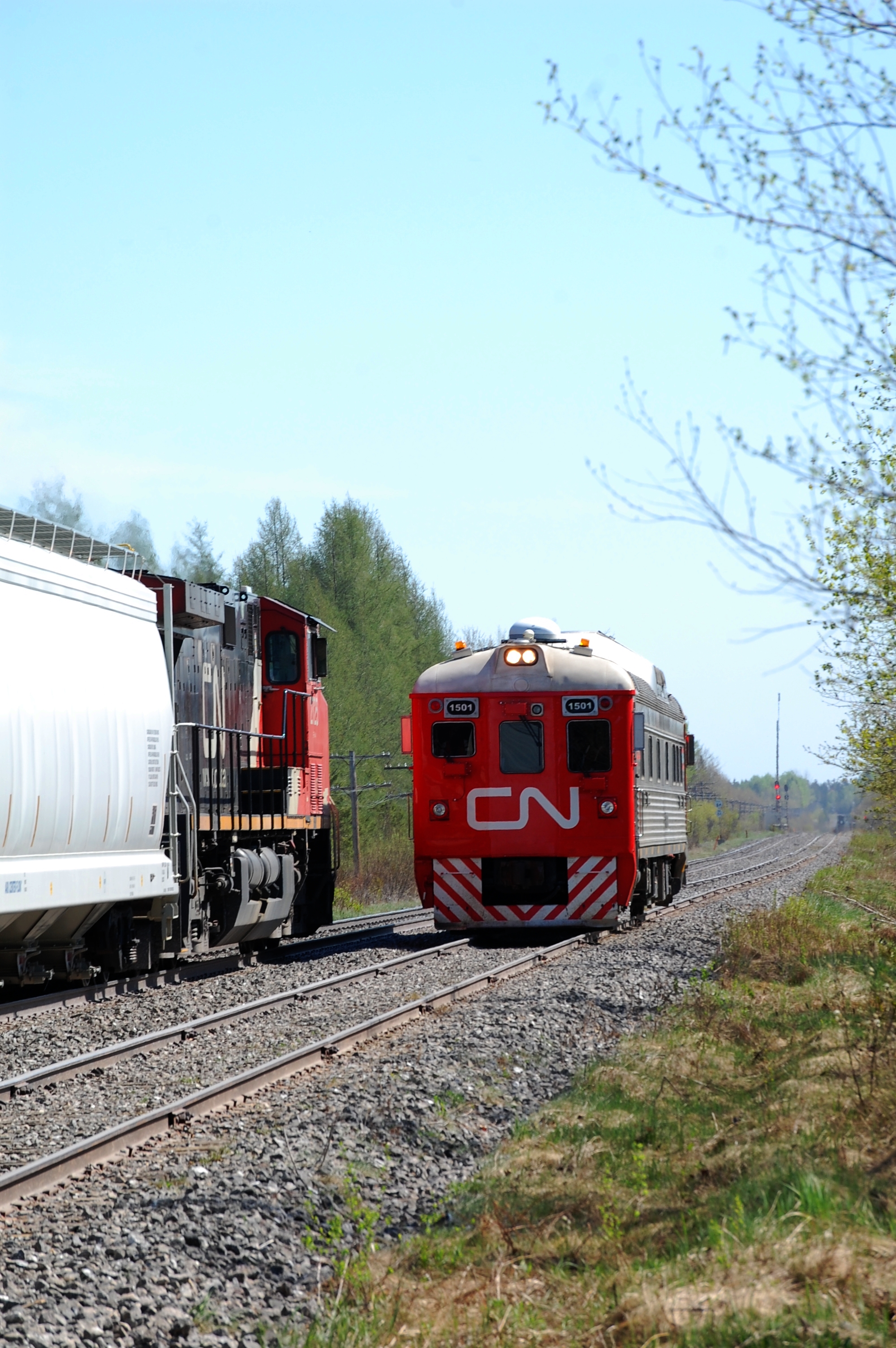 Railpictures.ca - Alexandre Boucher Photo: Here was a nice meet between CN 499 (CN RDC 1501) and ...