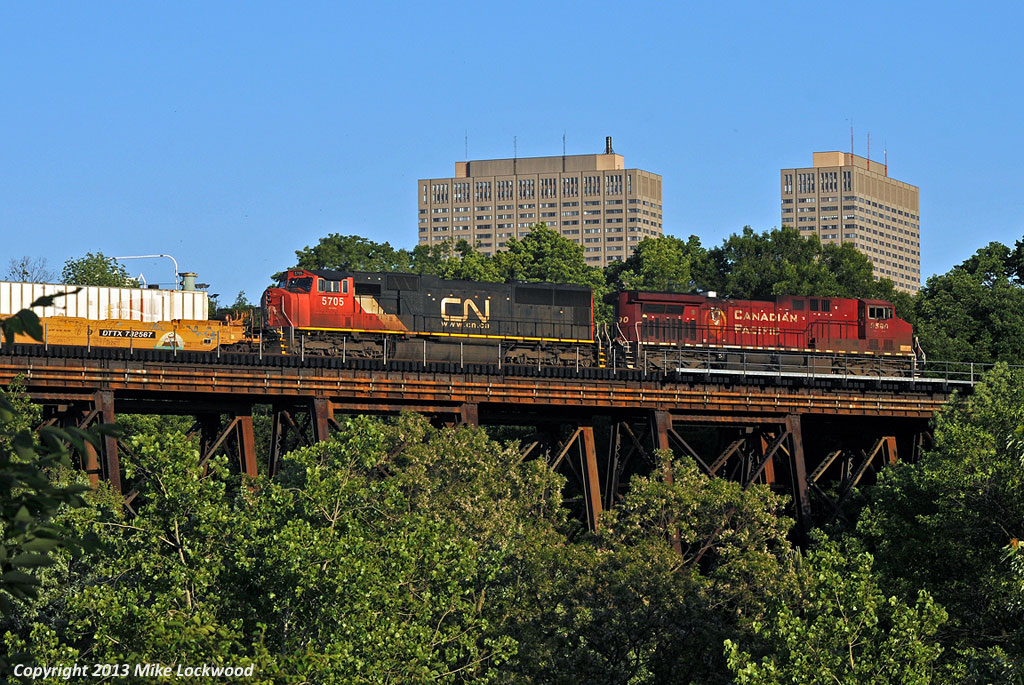 Railpictures.ca - Mike Lockwood Photo: CP 9590 and CN 5705 roll 241′s train high above the West ...